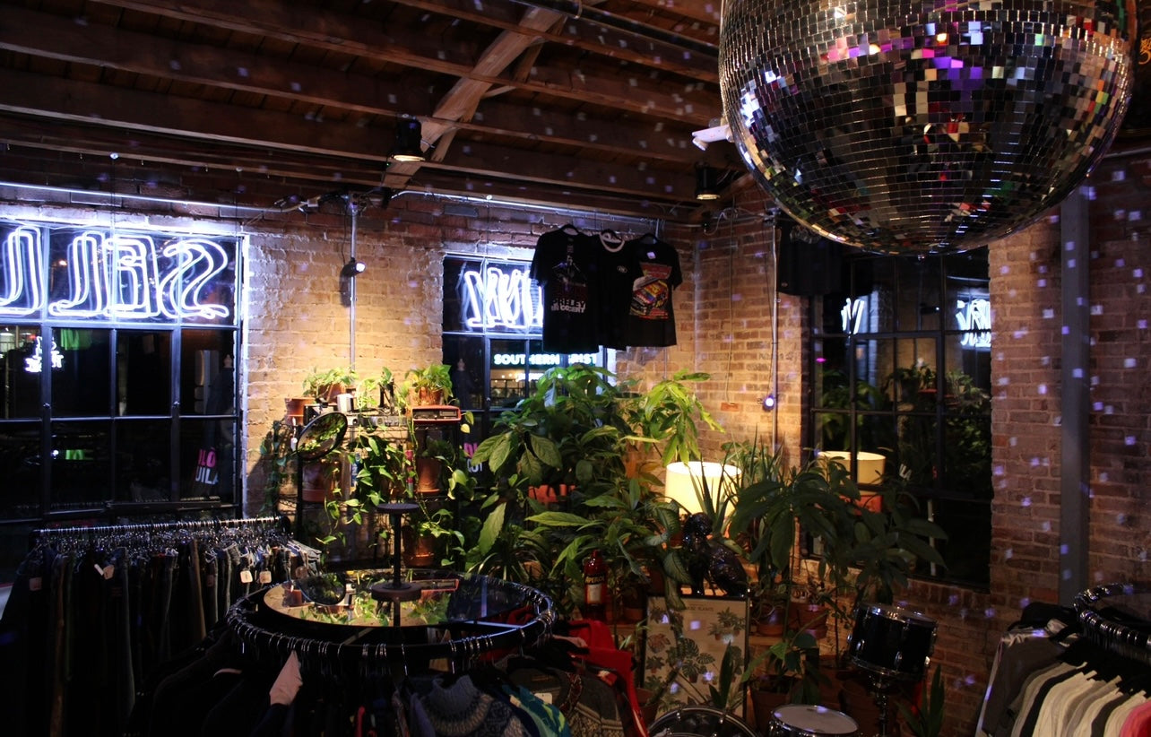 Dive Bar, Vintage Shop & Buy / Sell / Trade 60s-Y2K